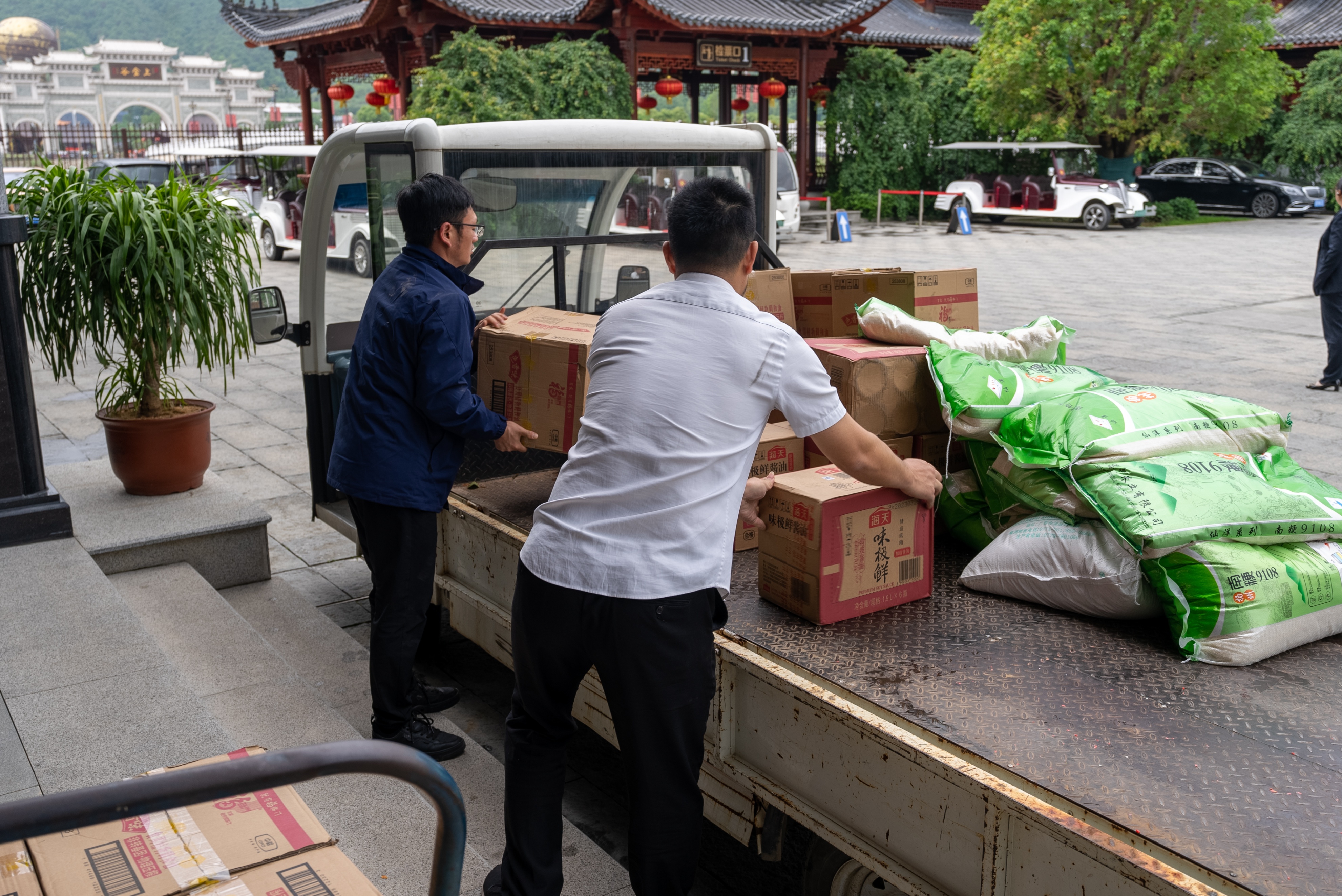 Mr. Sun Xingyan and Mr. Dai Huabiao generously donated materials to ...