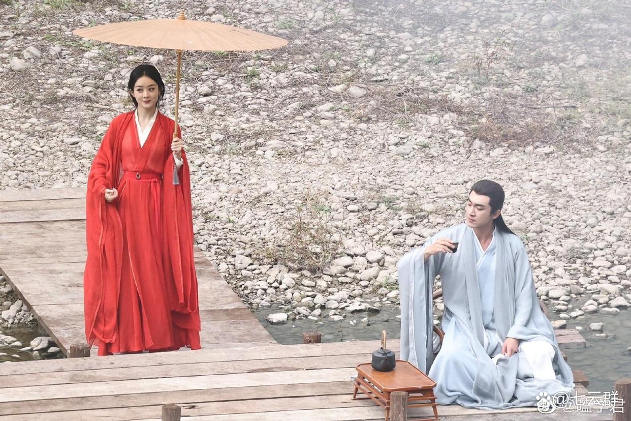 Zhao Liying and Lin Gengxin's new drama [Yu Feng Xing] looked at each ...