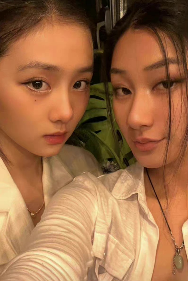 Huang Duoduo posted selfies with bold makeup and avant-garde clothes ...