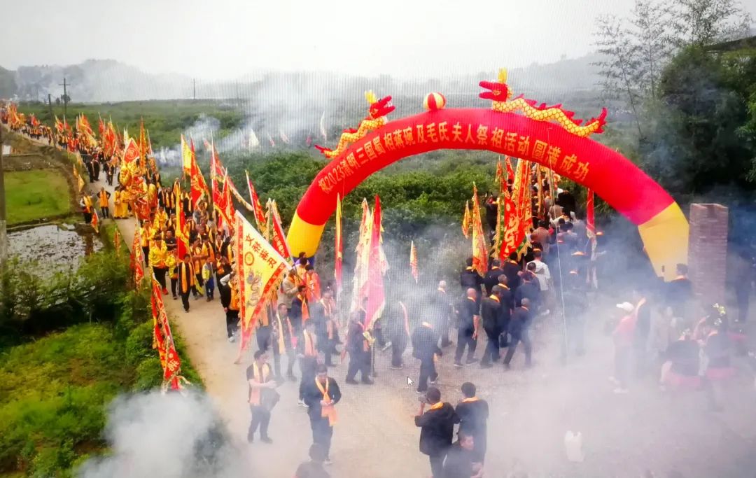 Representatives of the Jiang family, descendants of the prime ministers ...