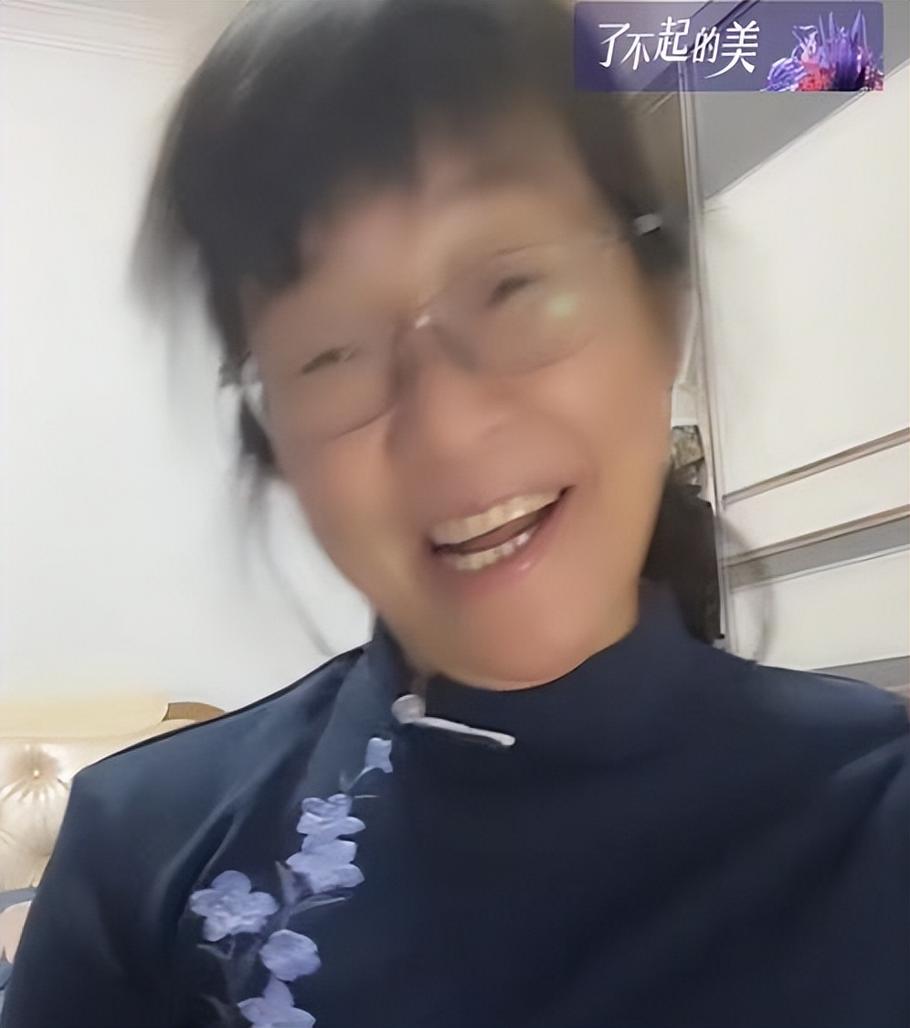 Yu Xiuhua's live broadcast caused controversy, with lowered eyes and ...