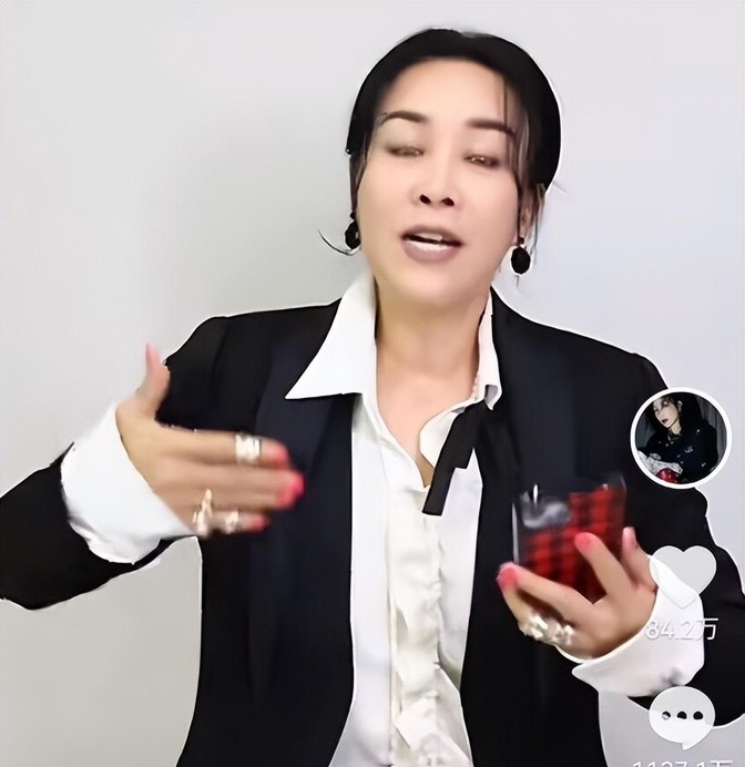 57-year-old Na Ying: I am the best female singer in China! - iNEWS