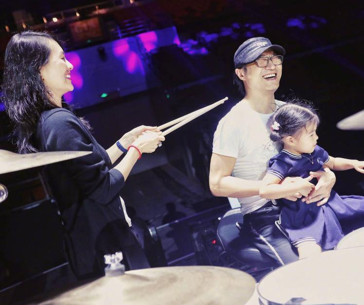 Is it difficult to be a stepmother? Wang Feng took his daughter for an ...