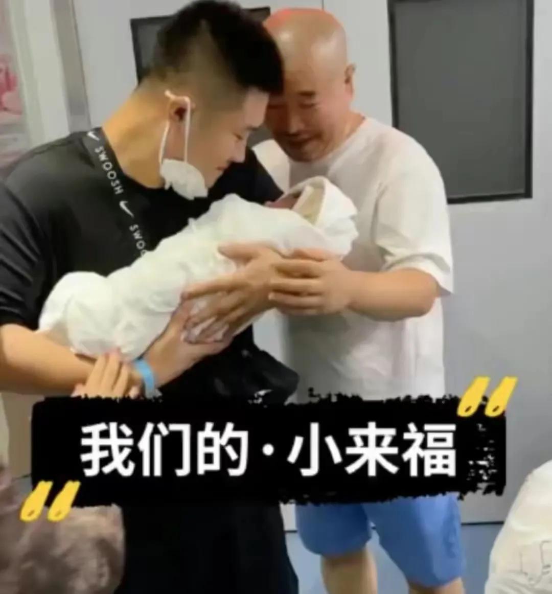 Wang Xiaoli's son's wedding scene is big, the stepmother wears red to ...