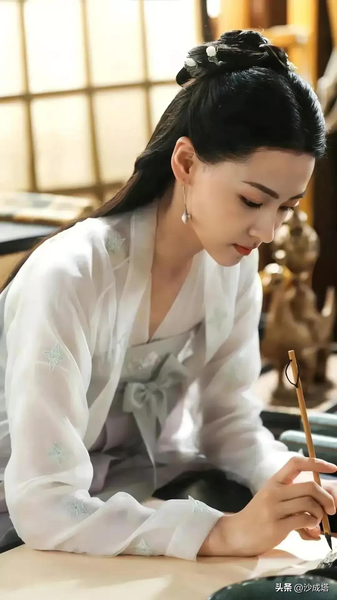 Sexy and charming Ding Xiaoying - iNEWS