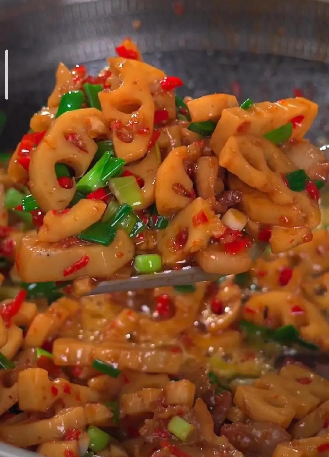 The hot and sour lotus root slices are fried like this, I believe you ...