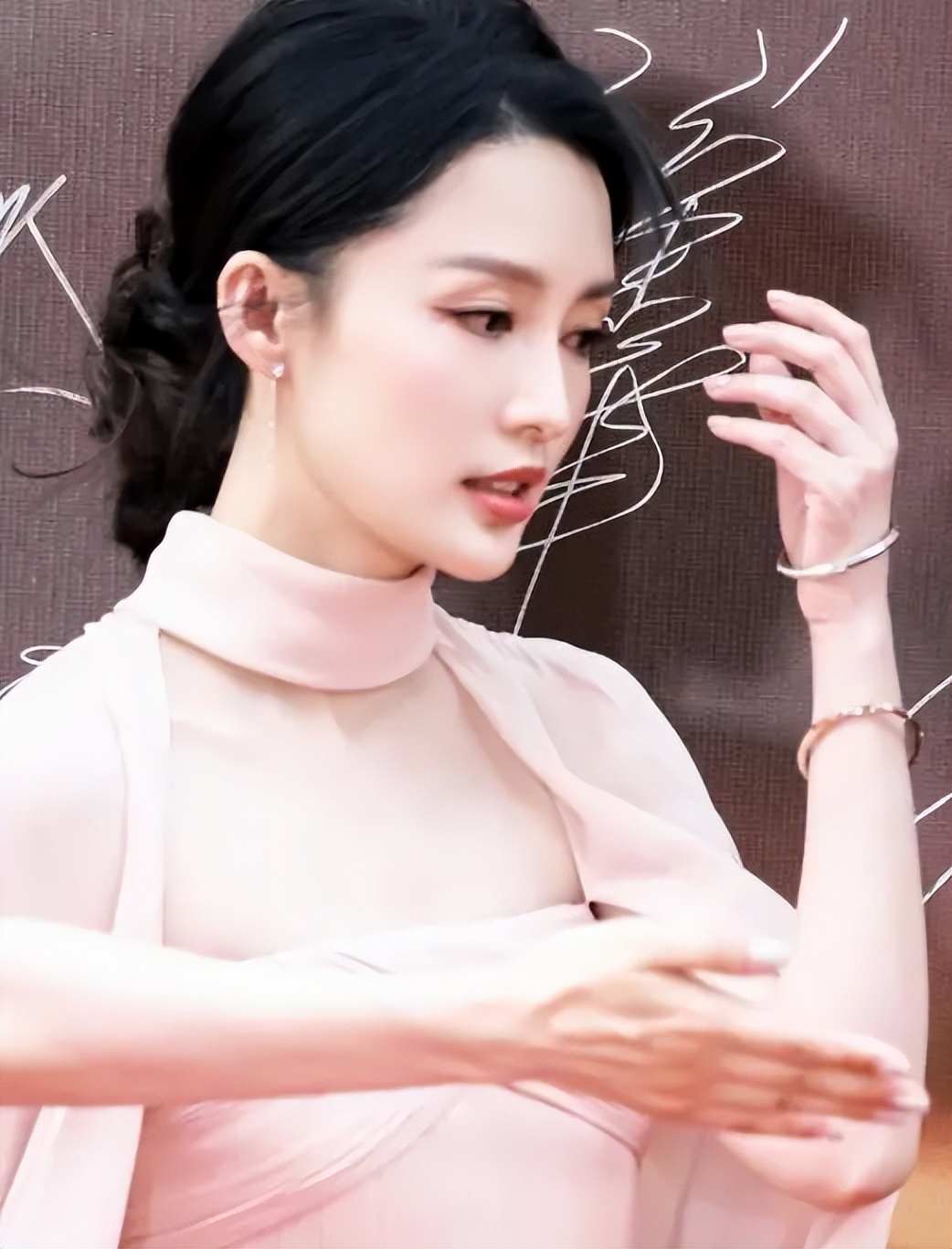 It's the red carpet again! Liu Yan is in poor condition, Li Qin looks ...