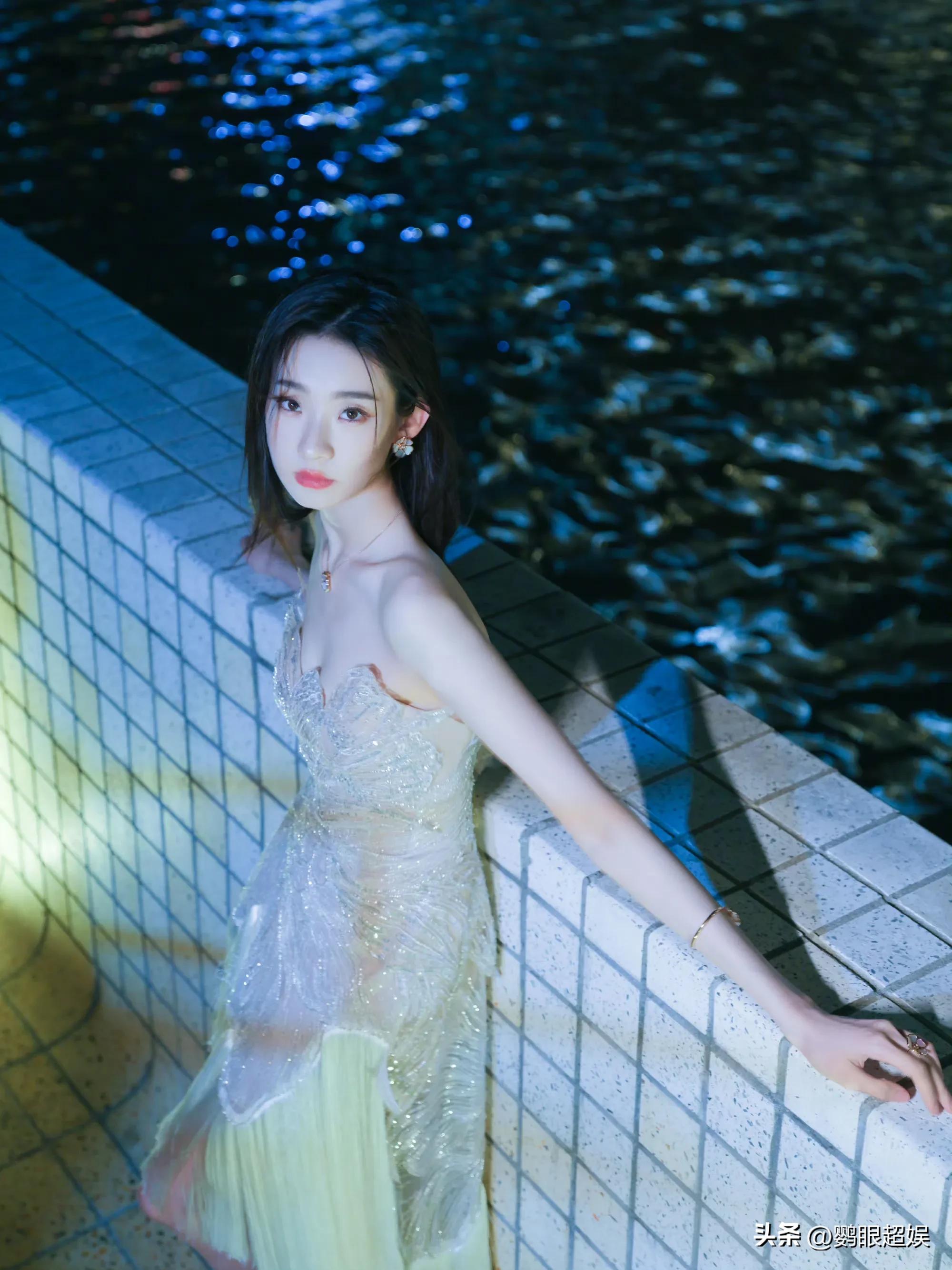 Zhang Yifan's tube top and shiny dress is a photo of the night ...