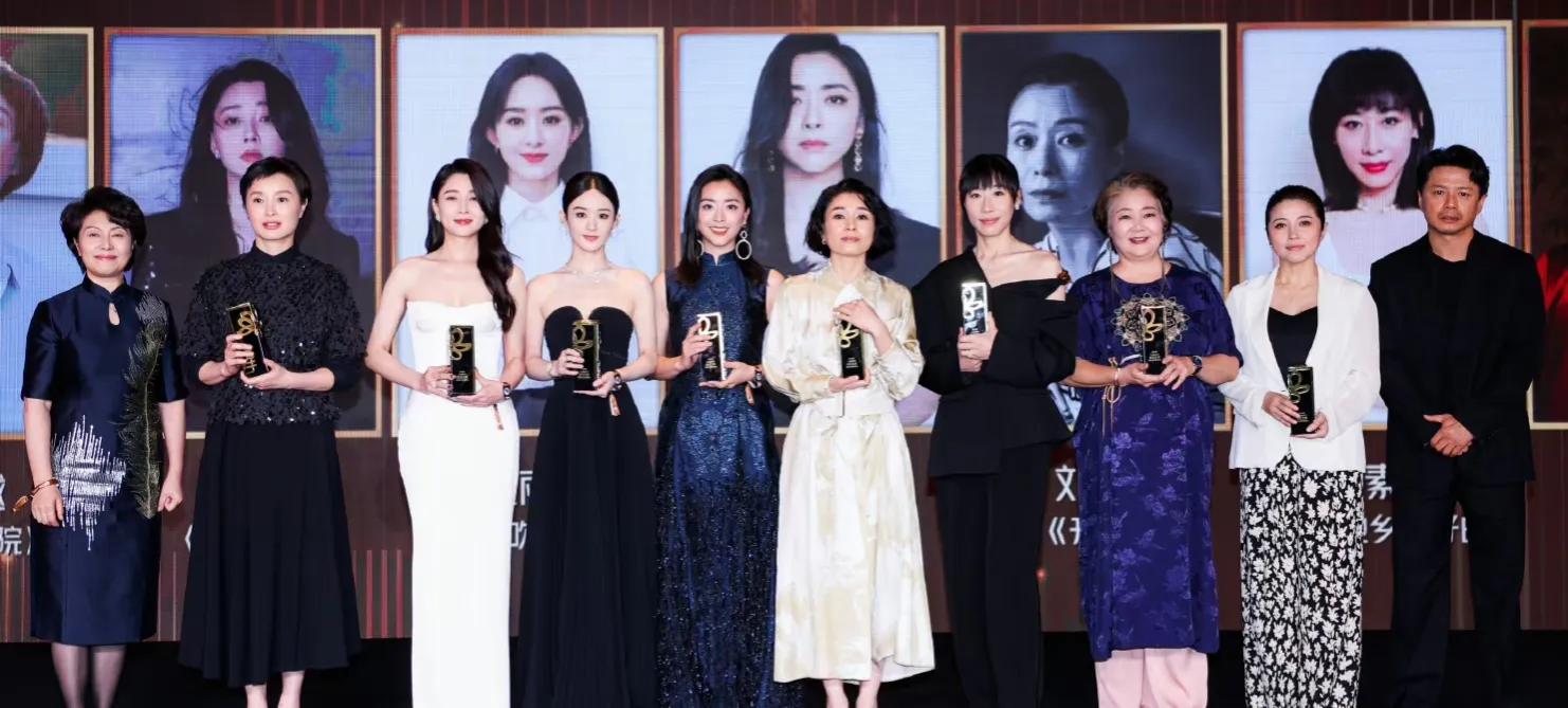 Zhao Liying and Yin Tao Magnolia received the award in the same frame ...