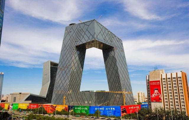 A strange building in Beijing, because of its peculiar shape, attracts ...