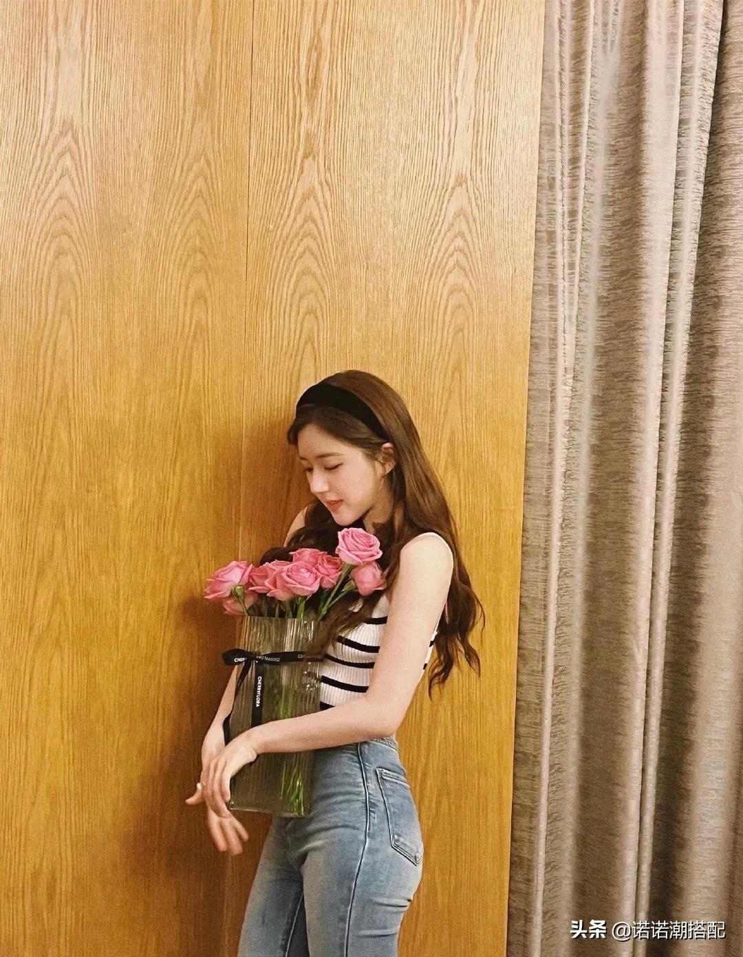Zhao Lusi's latest fashion style, holding pink flowers, beautiful and ...