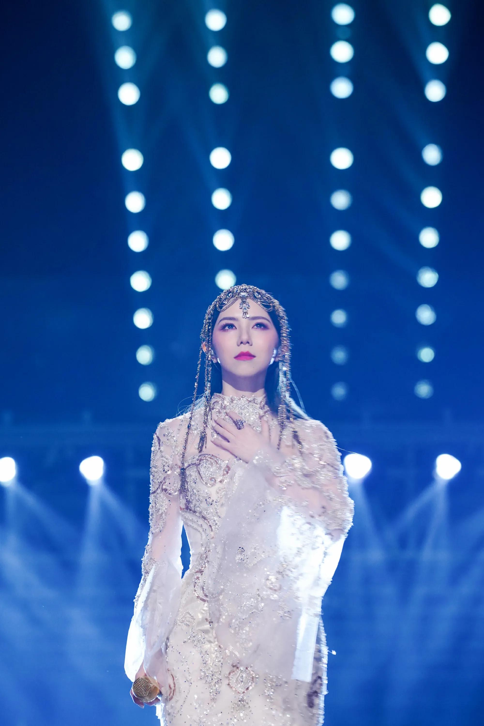 Deng Ziqi's most stage wedding dress out of the circle! - iNEWS