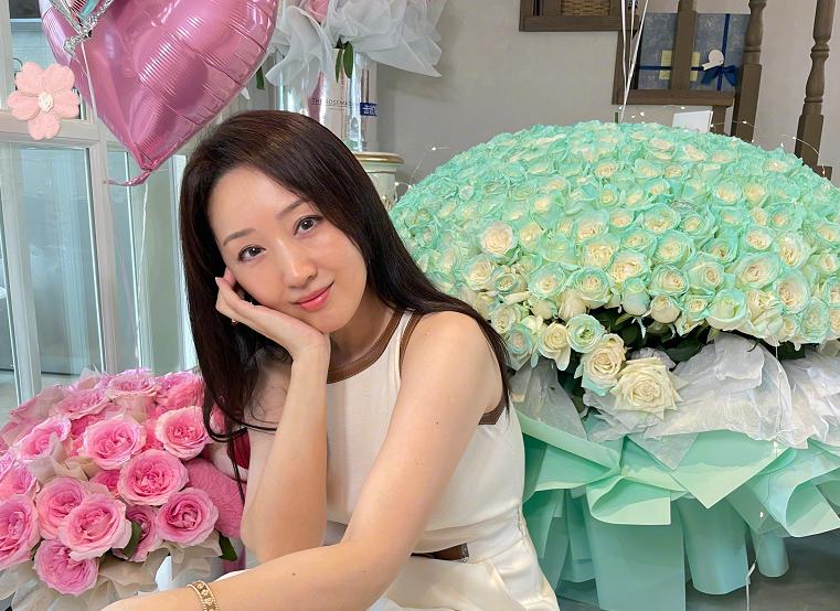 Yang Yuying: Playing romance, I received an extra-large bouquet of 999 ...