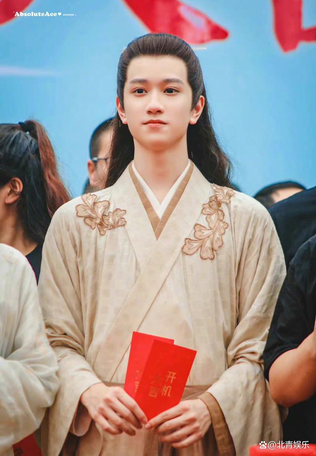 Ao Ziyi and Jiang Yiyi starred in the online drama "The Moon in the World" - iNEWS