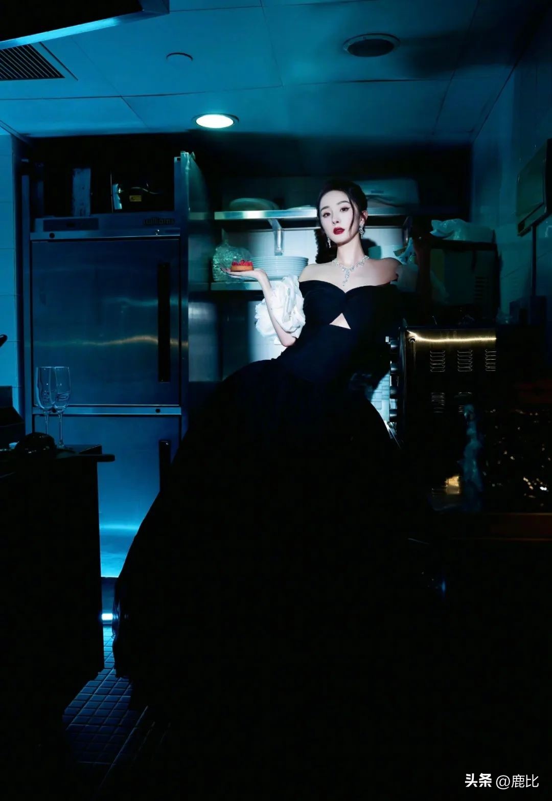 Yang Mi's "Luxury Rose", Yi Mengling dressed as a hot girl ceiling - iNEWS