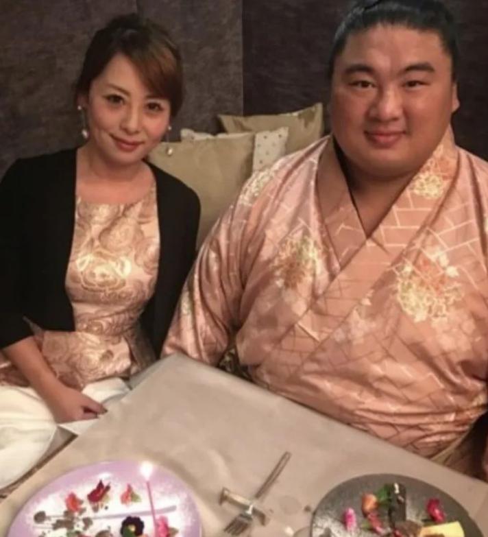 Japan's worst sumo wrestler: abused by his beautiful wife, the other ...