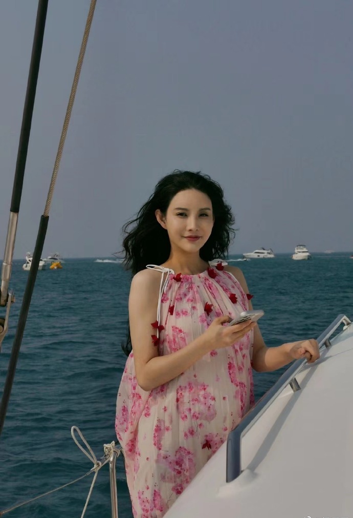 Liu Yifei's classmate Fan Yujun shared photos of going out to sea, and ...