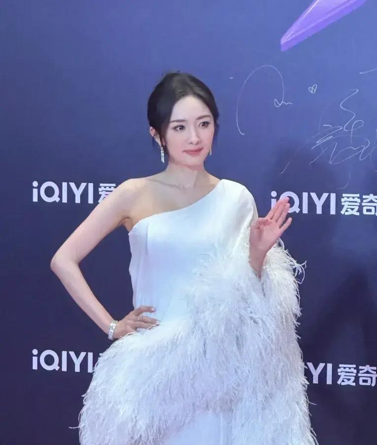 Called the red carpet at night, Yang Mi showed up at the armpit of the ...