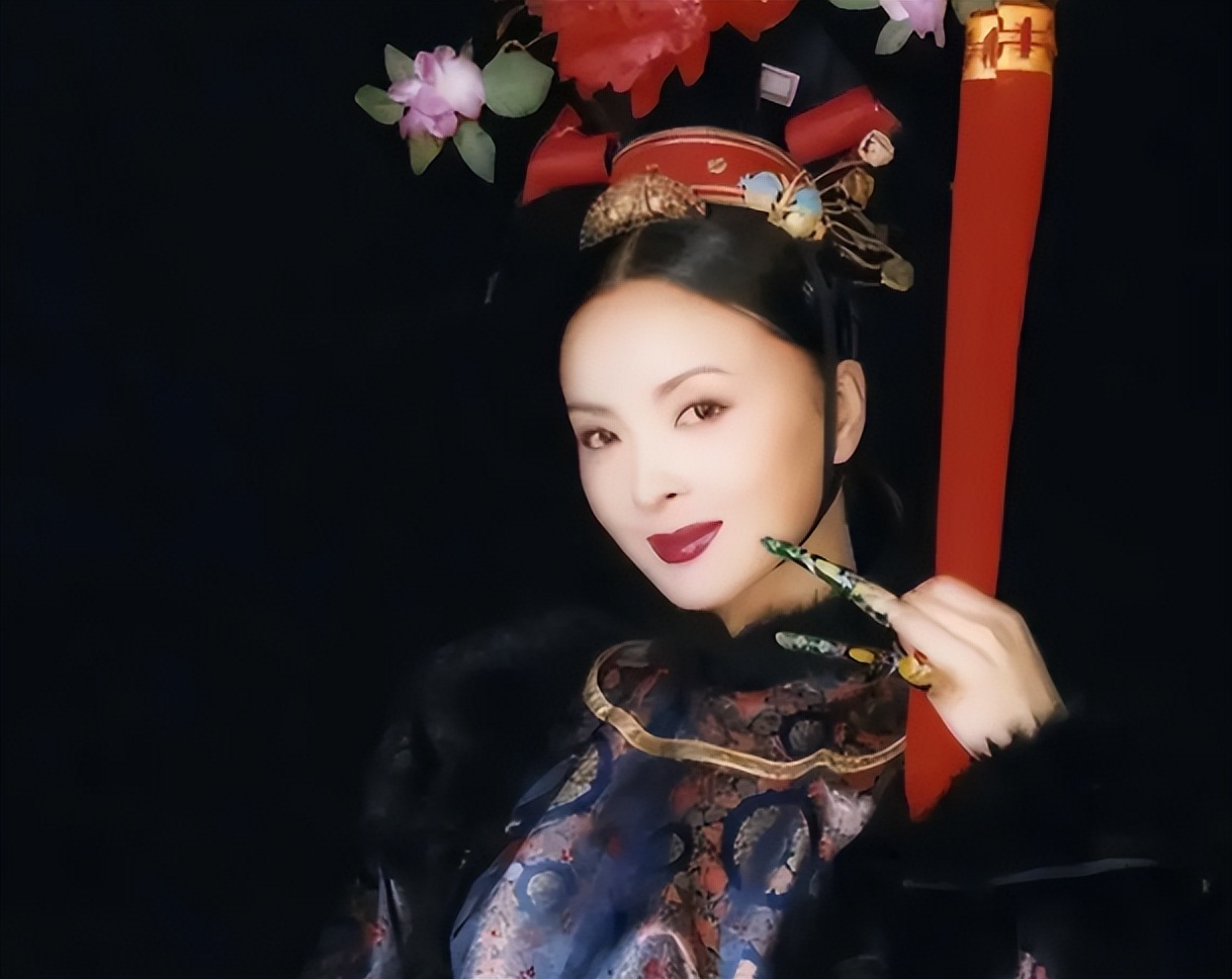 Zhou Jie, who went abroad at the age of 35, spent 270,000 US dollars to charter a plane when she ...