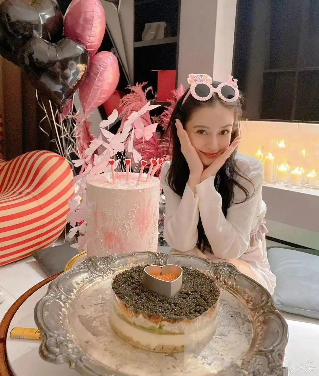 From the stars holding the moon to people taking tea to cool down, Yang ...