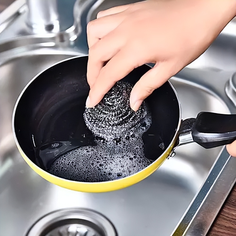 The stainless steel pot is burnt, and the black stains cannot be wiped ...