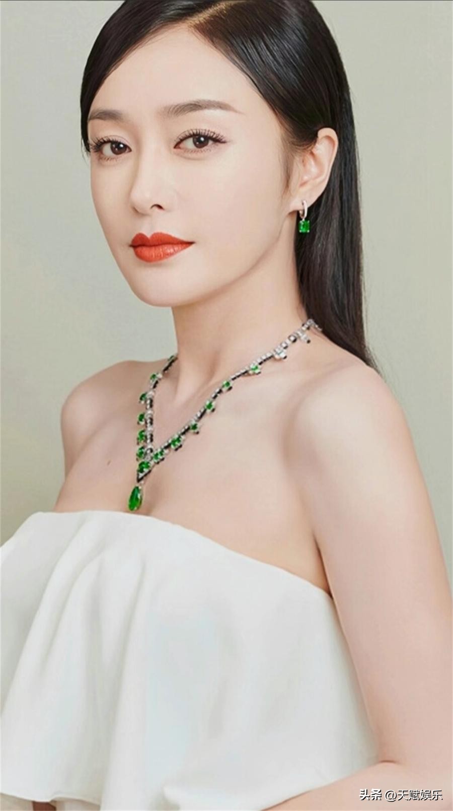 Actress and singer Qin Lan's photo album "Twenty Seven" - iNEWS