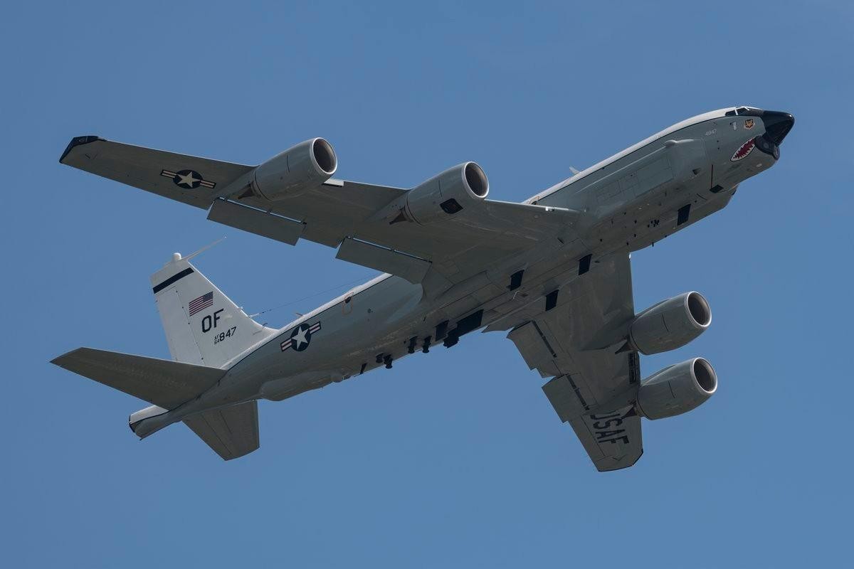 RC-135 is here again! It is also approaching the Changxing Island ...