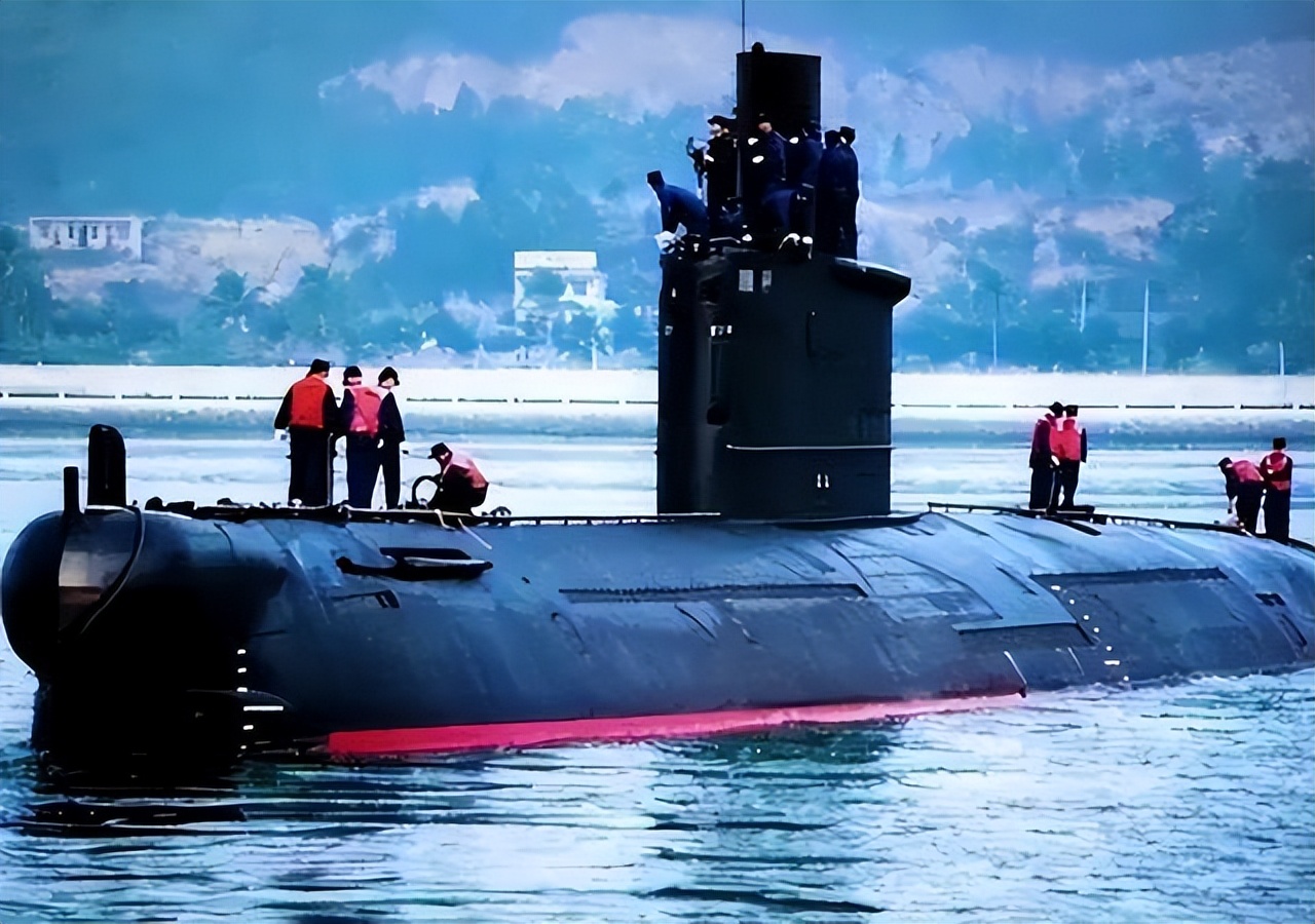 20 years ago, fishermen discovered a submarine. When they opened the ...