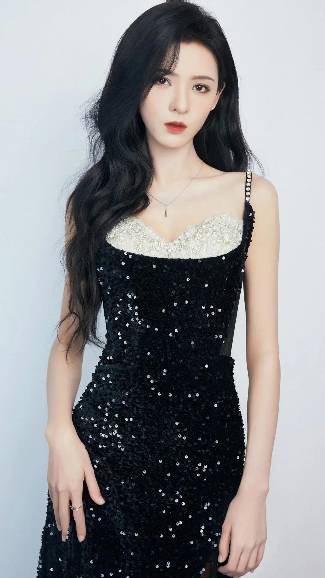 Zhang Yuxi, how many people are fascinated by a red dress - iNEWS