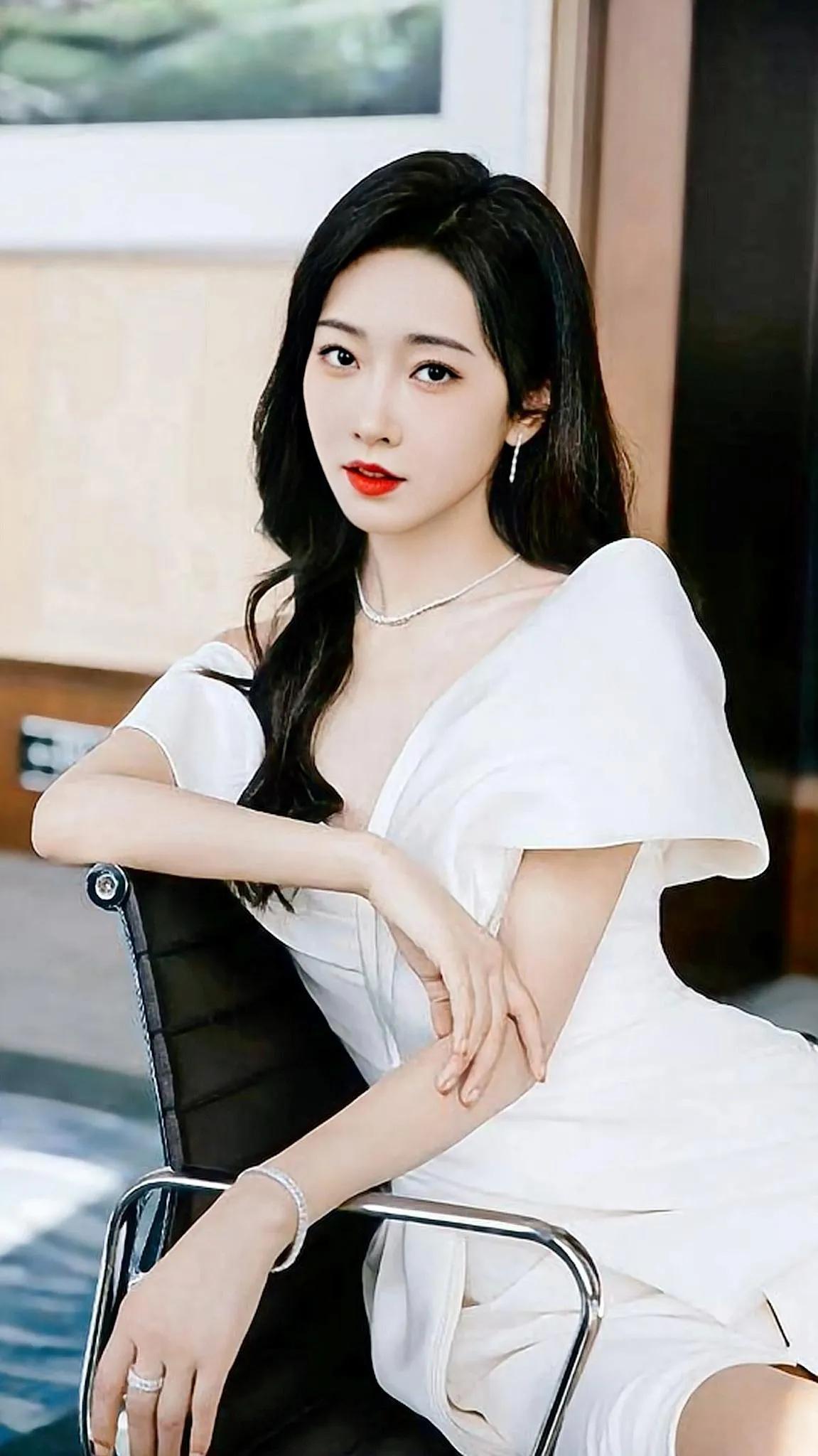 Xuan Lu with outstanding temperament - iMedia