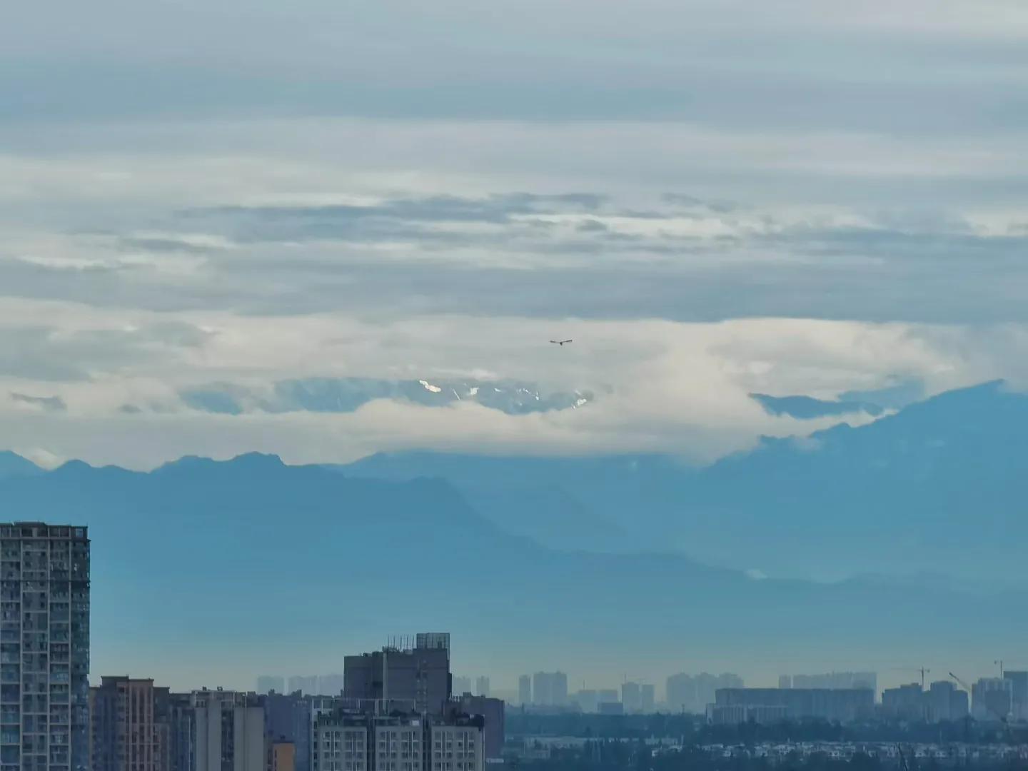 Chengdu after the rain, a city under the snowy mountains - iNEWS