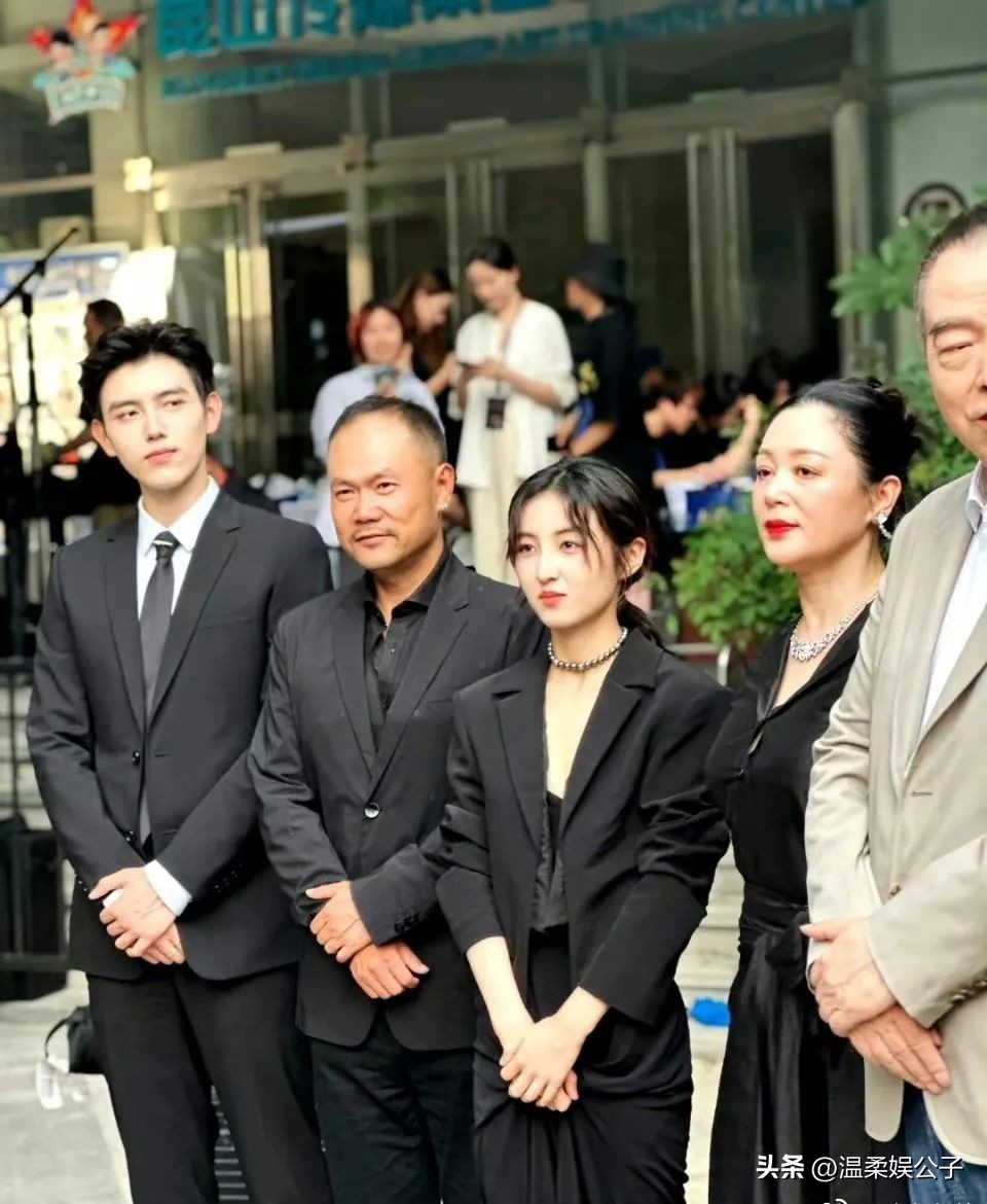 After watching these 10 group photos, I understand why Chen Honghui, who is 1.6 meters tall, is ...