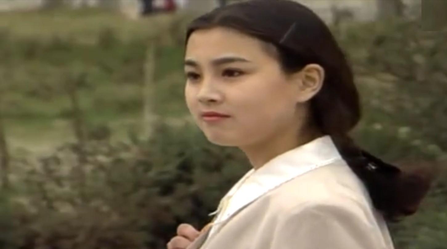 The most beautiful "Zhao Feiyan": divorced just after giving birth, single parent for 24 years ...