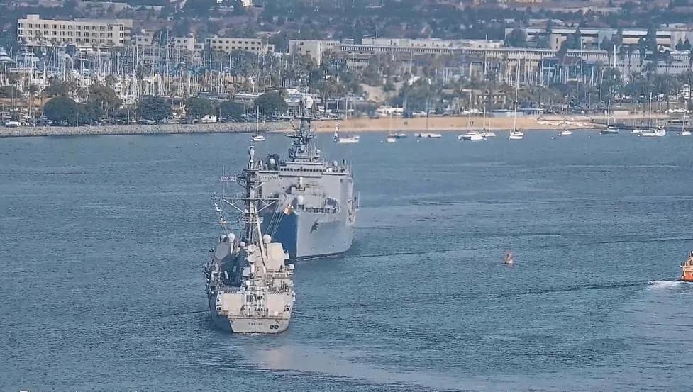 The US aircraft carrier is on fire!Six sailors were injured, and the ...