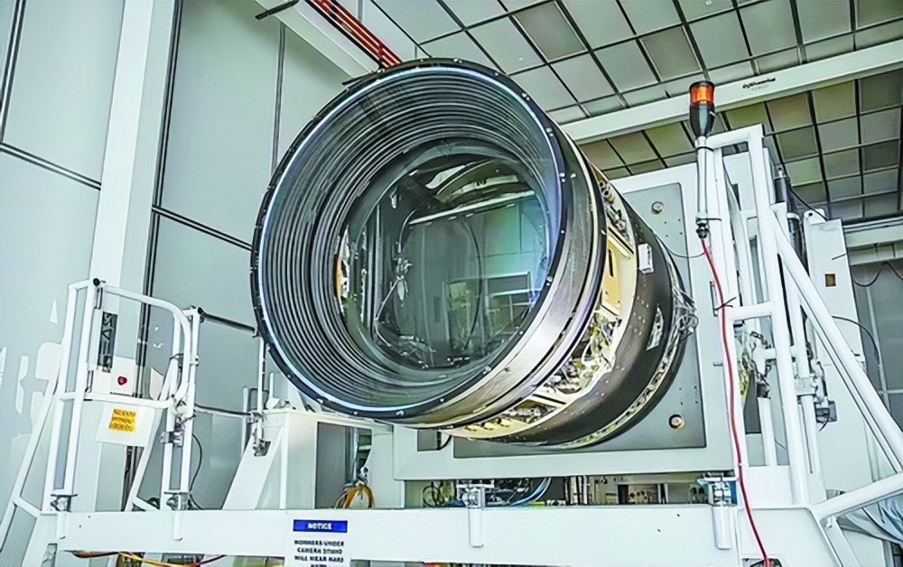 The world's largest astronomical digital camera: 3.2 billion pixels ...