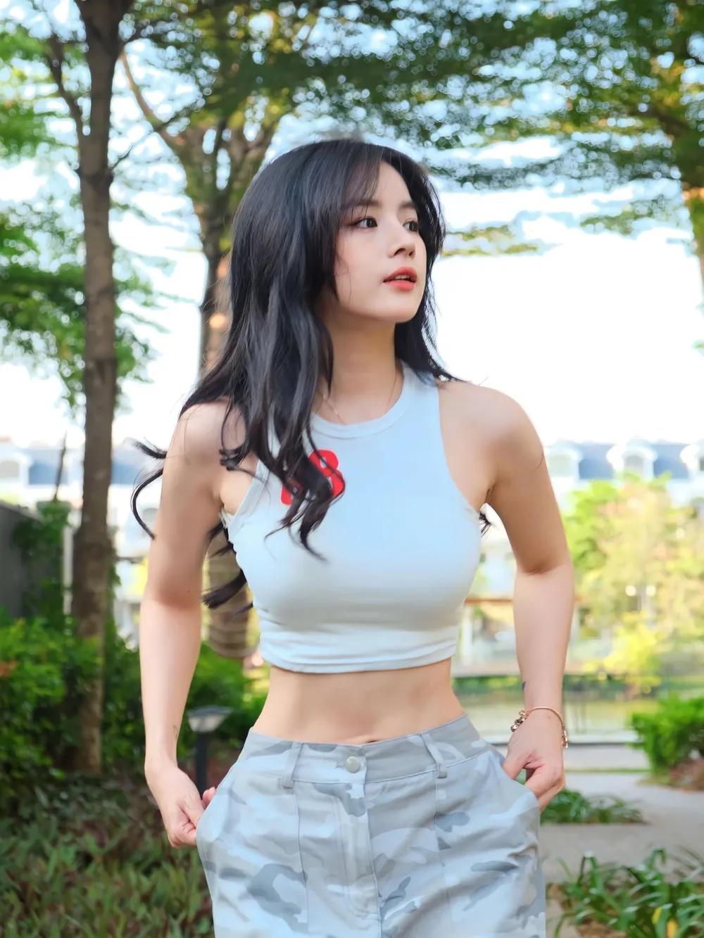 She is considered the hottest and most beautiful "DJ doll" in Vietnam ...