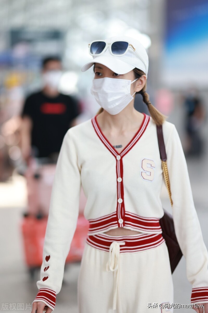 Naiwan showed up at the airport in a color-blocking suit, cute and ...