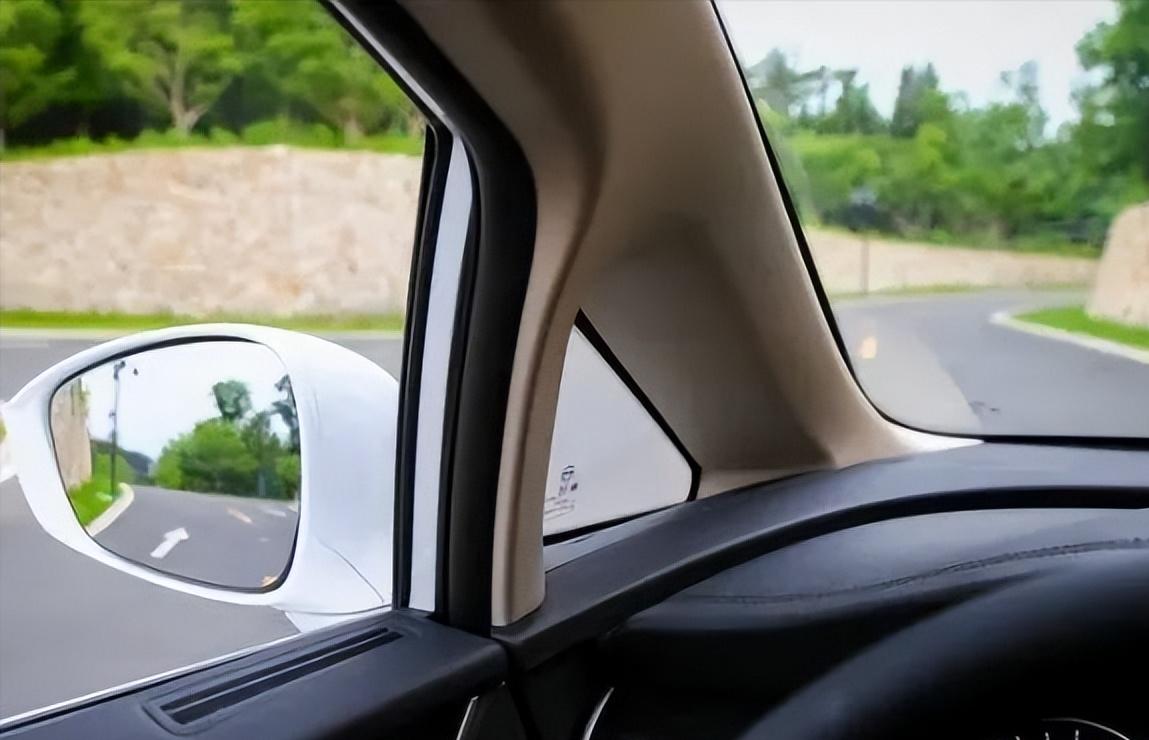 What is the use of the "triangle window" in the car?Many people do not ...