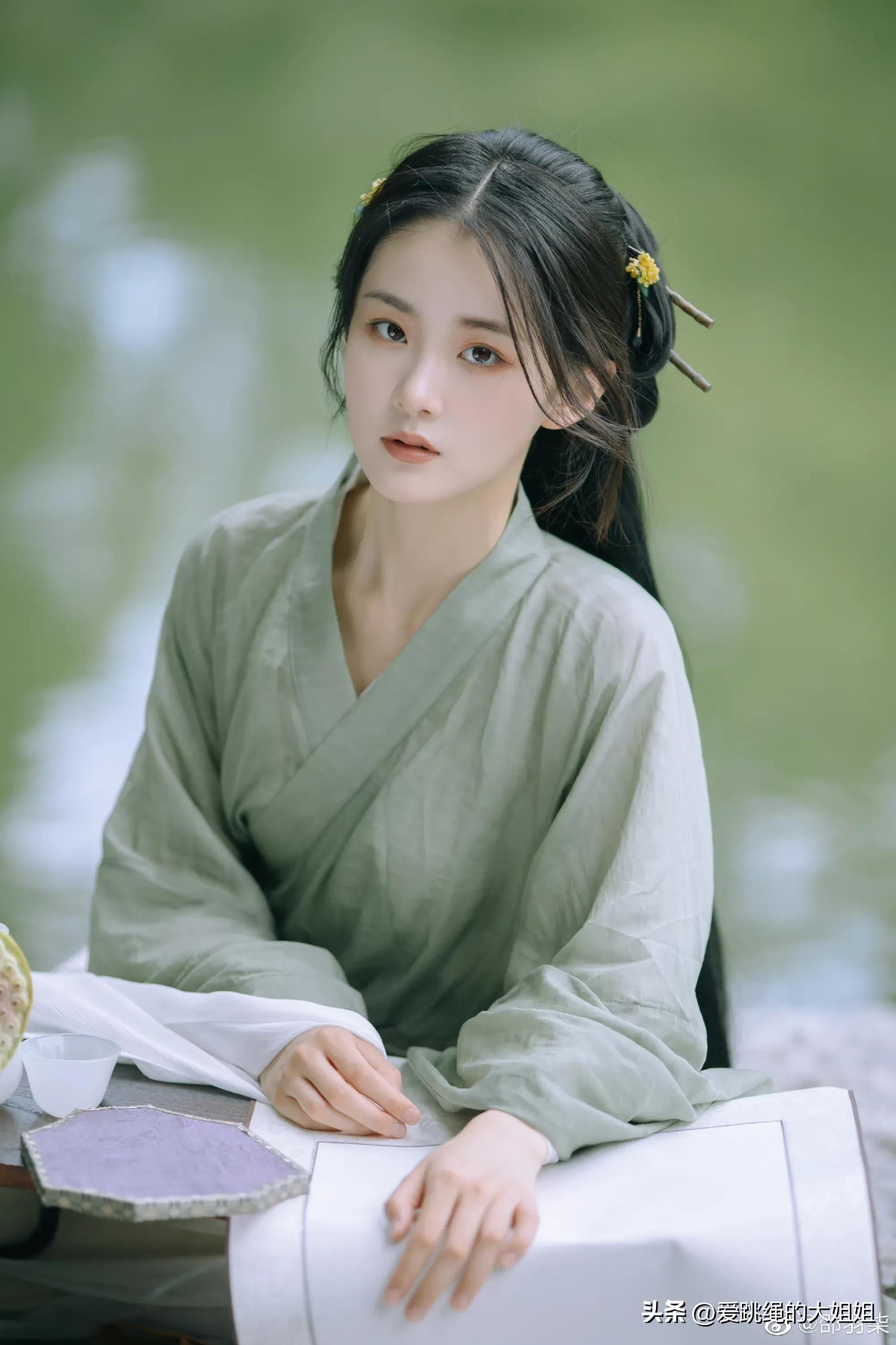 The most beautiful stewardess Li Yuheng, and the newcomer Shao Yuqi is out of the circle - iNEWS