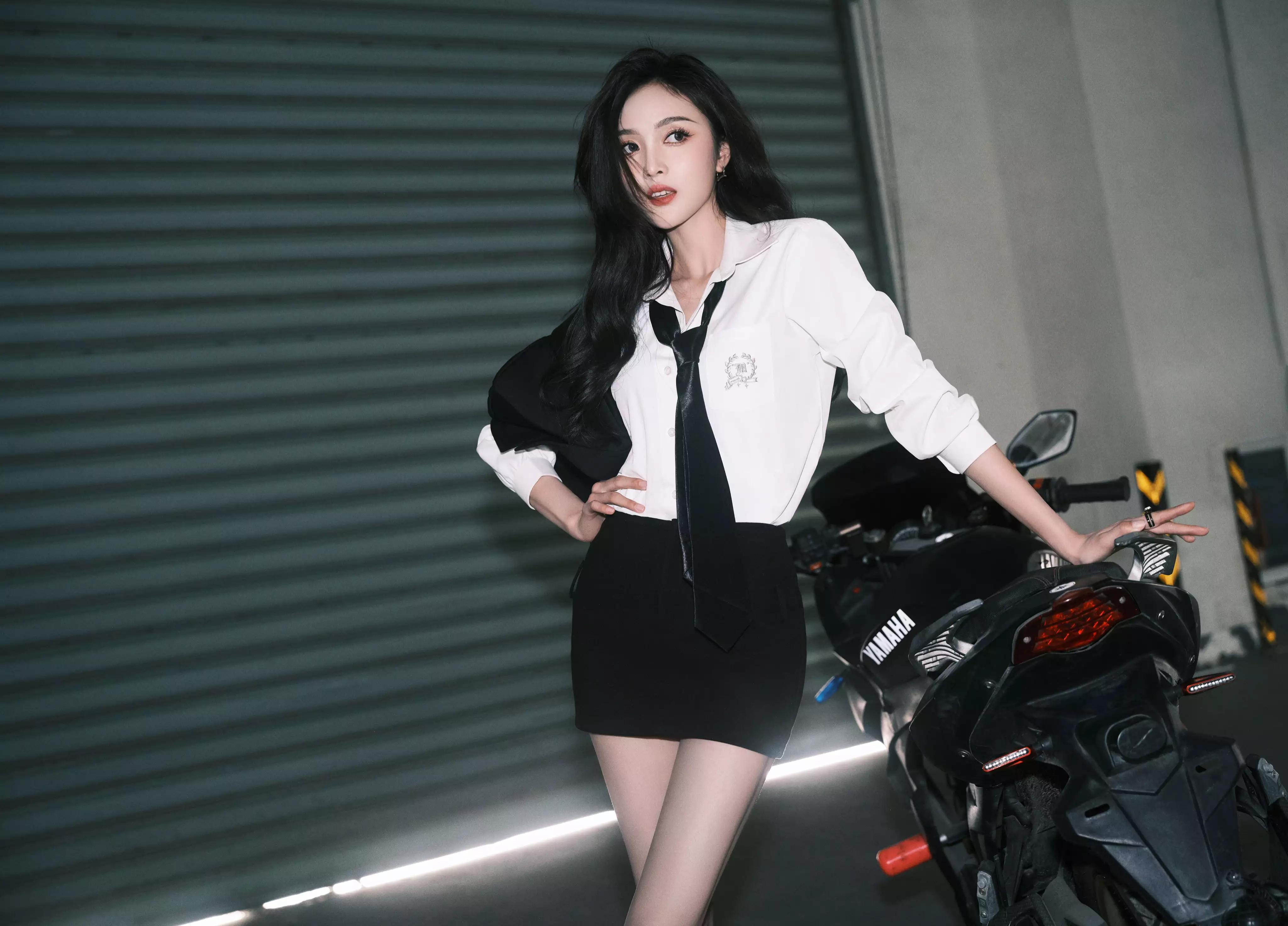 Wu Xuanyi's photo, motorcycle girl, fair legs, fashionable and pretty ...