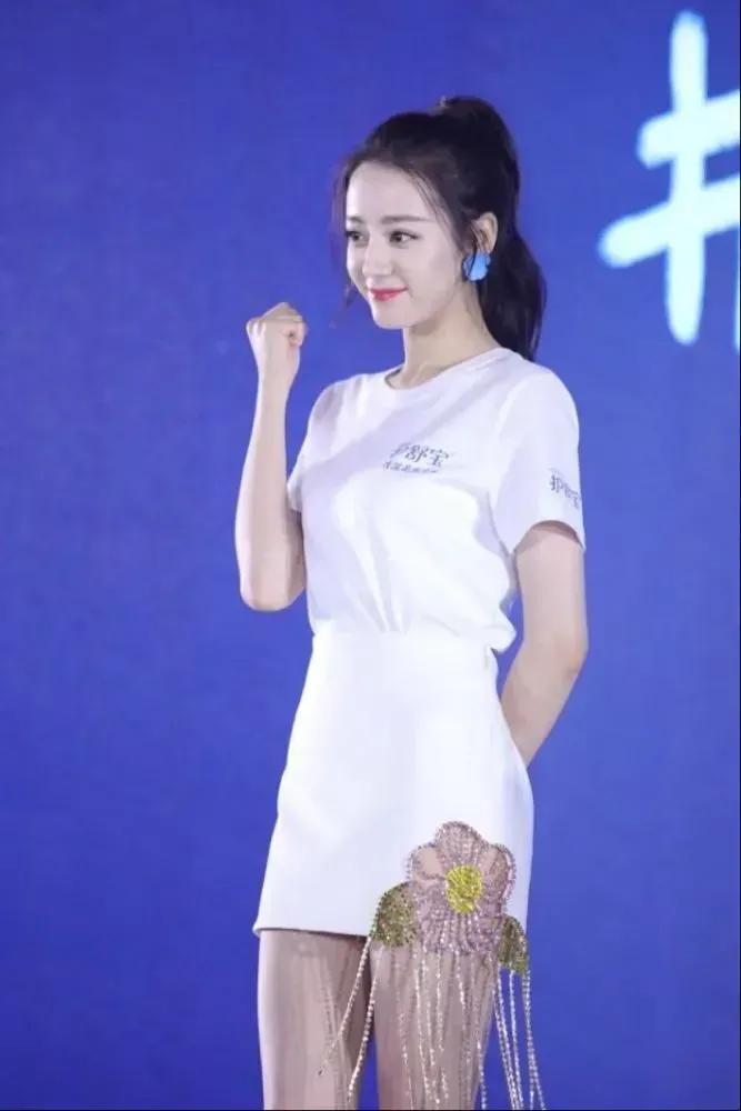 Reba's invincible long legs - iNEWS