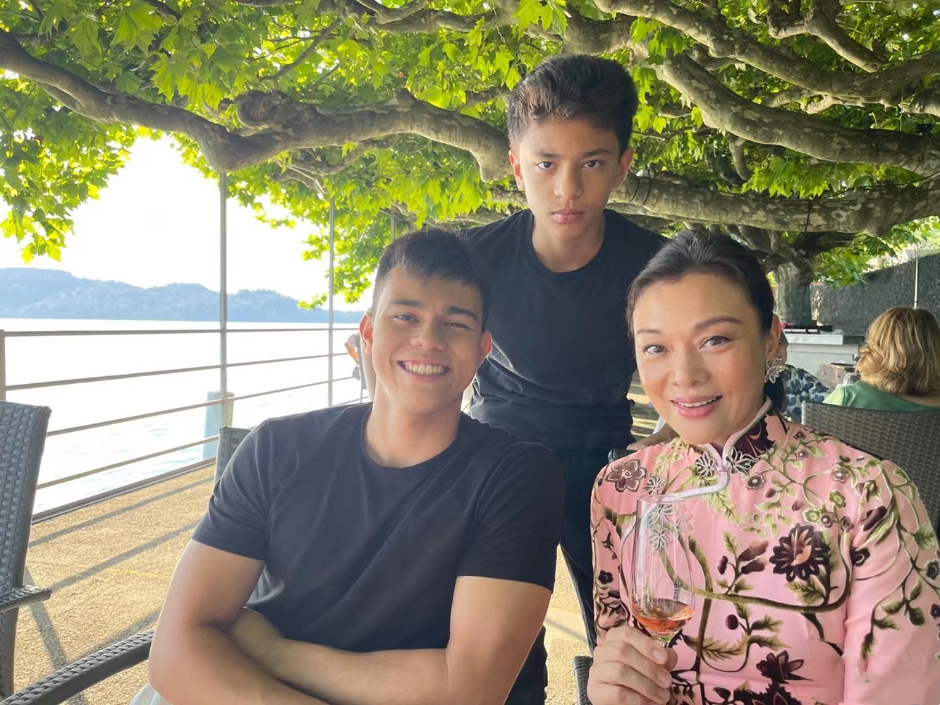 Shi Ke's family of four is rarely in the same frame! The husband looks ...