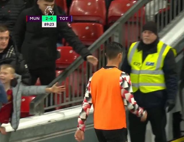 Hero is too late!Ronaldo exited early, fans lined up for a handshake ...