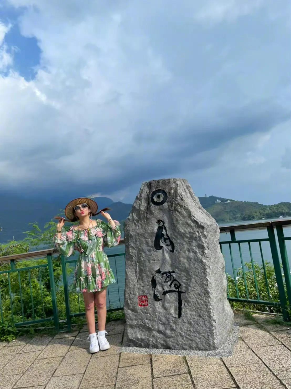 Ren Jiaxuan is traveling in Sun Moon Lake, wearing a colorful floral ...