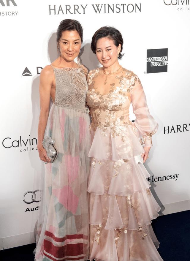 He Chaoqiong and He Chaoyi are really sisters. They stand side by side ...