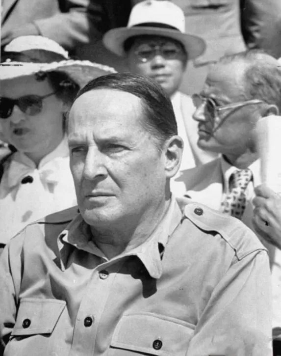 MacArthur: Prepare 26 atomic bombs to drop on China!He was removed from ...