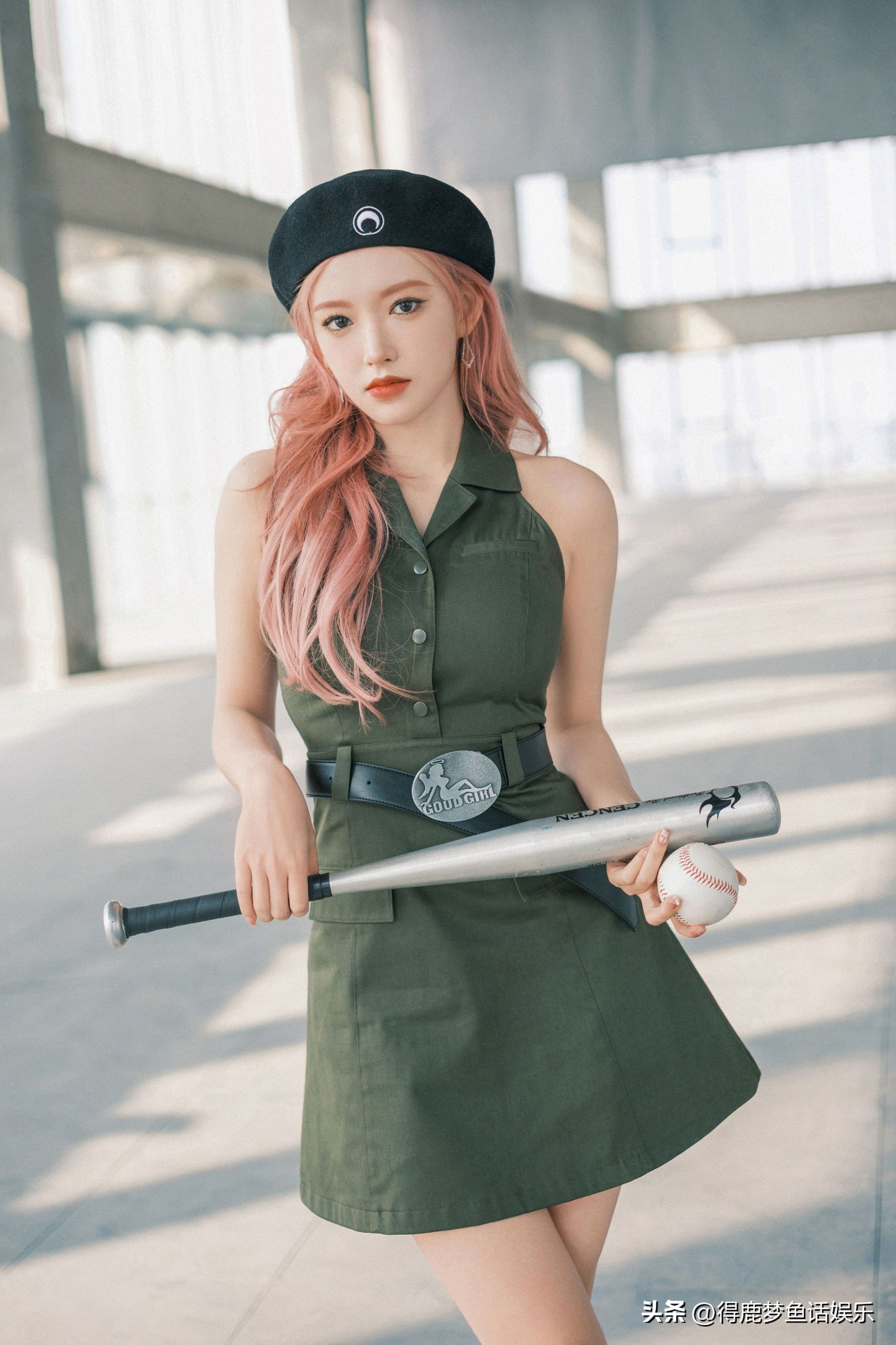 Cheng Xiao pink long-haired beret with green sundress! - iNEWS