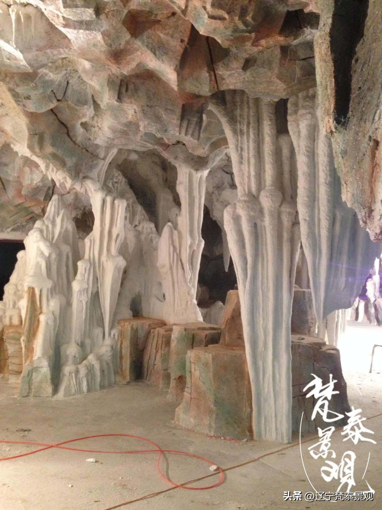 The cave cement sculpture has a lively and lively shape and a full ...