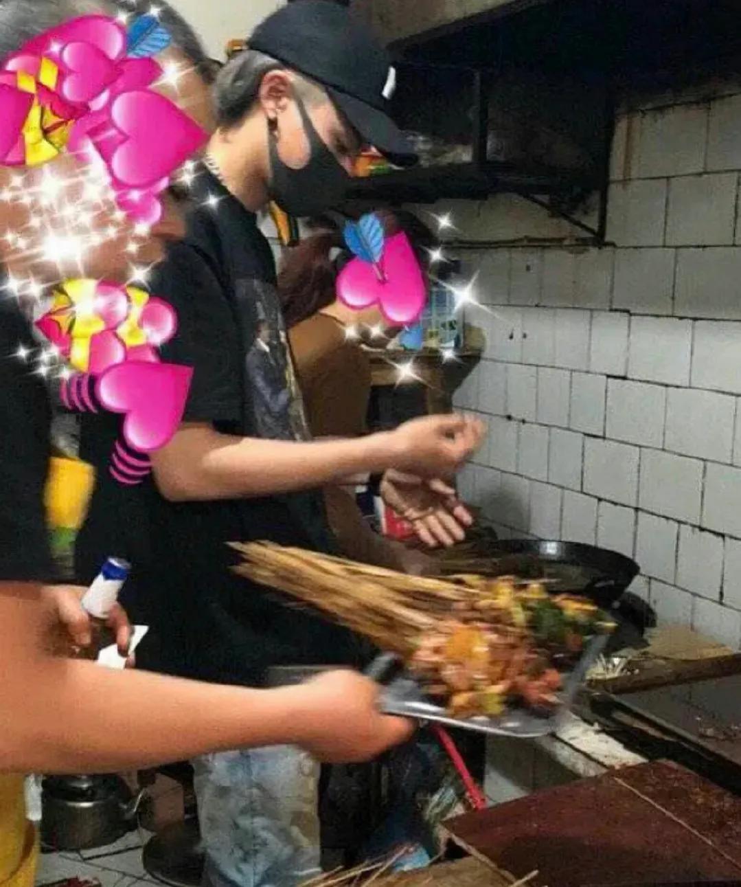 Wang Hedi was photographed when he returned to his home fried skewer ...