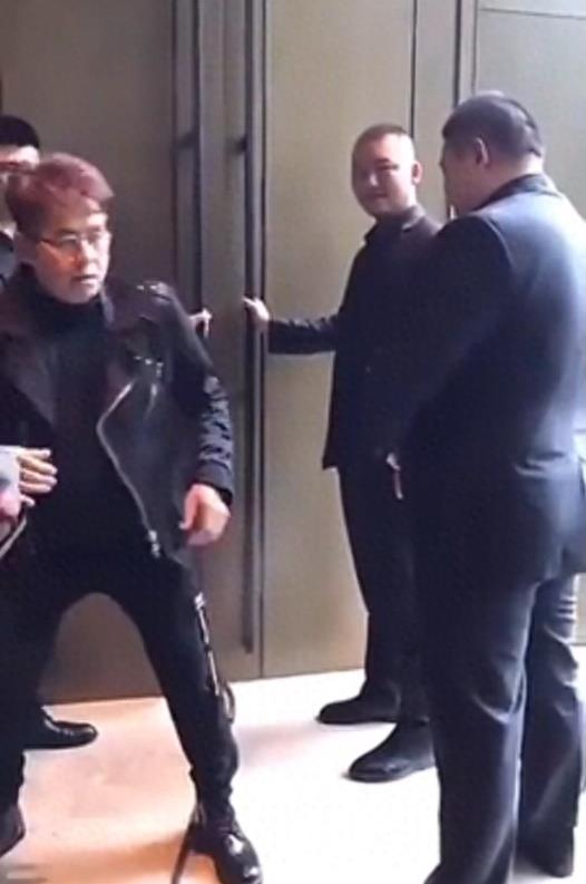 73-year-old Alan Tam went on stage in the Mainland and was surrounded ...